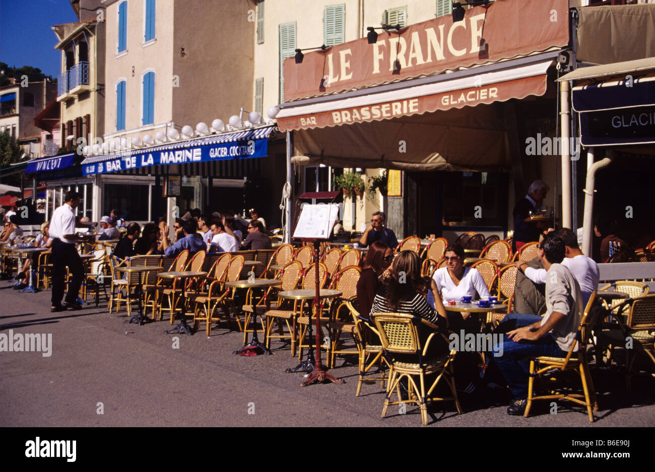 Bar, pavement café and brasserie, 'Le France' along the quay of the old ...