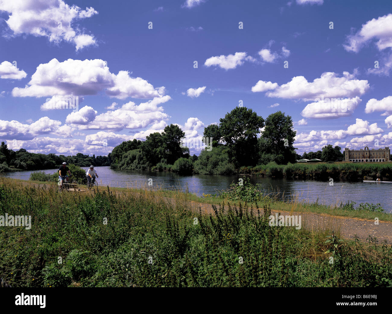 Cycling the river thames hi-res stock photography and images - Alamy