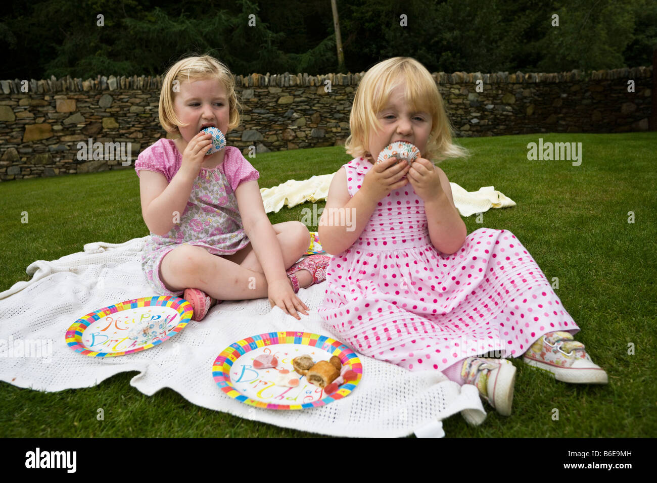 little girls eating cake at birthday party Stock Photo - Alamy