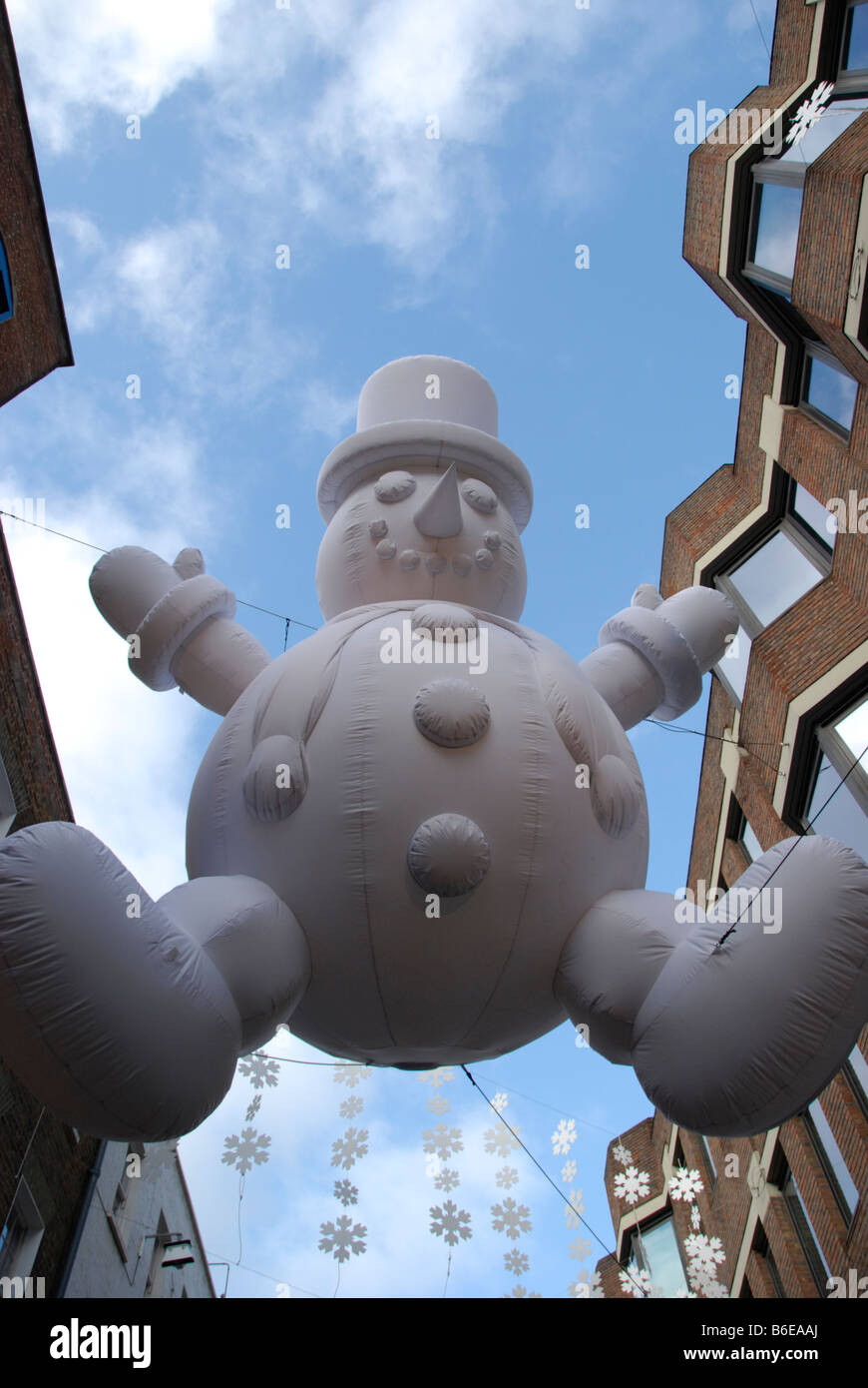 Snowman in street hi-res stock photography and images - Alamy