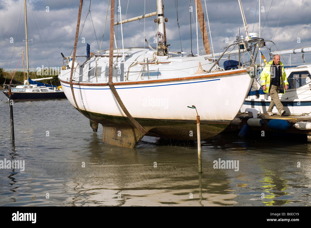 Lifting boats out of the water for the winter at ashlett sailing club ...