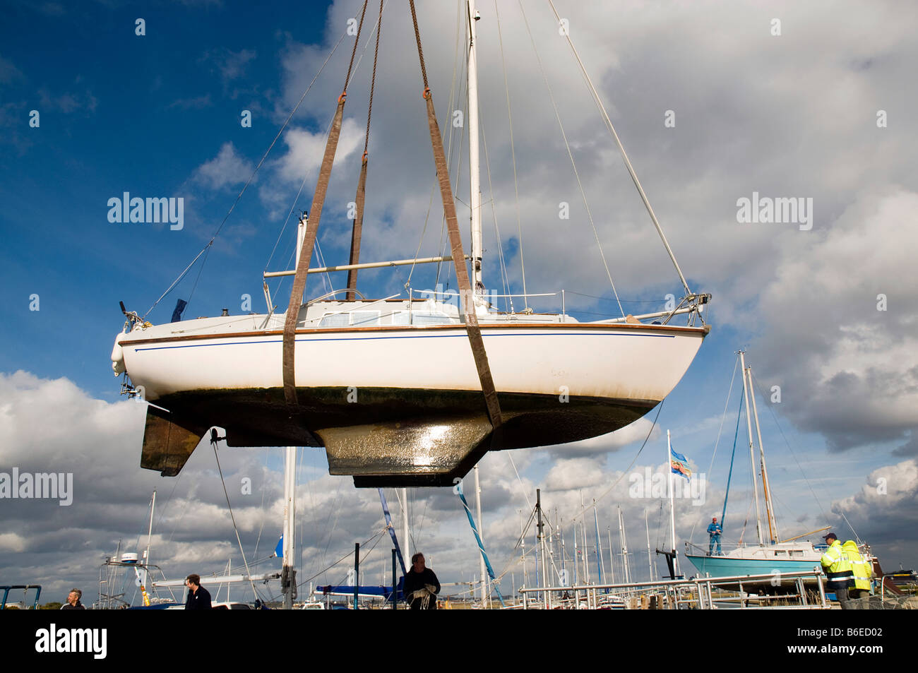 Lifting boats out of the water for the winter at ashlett sailing club ...