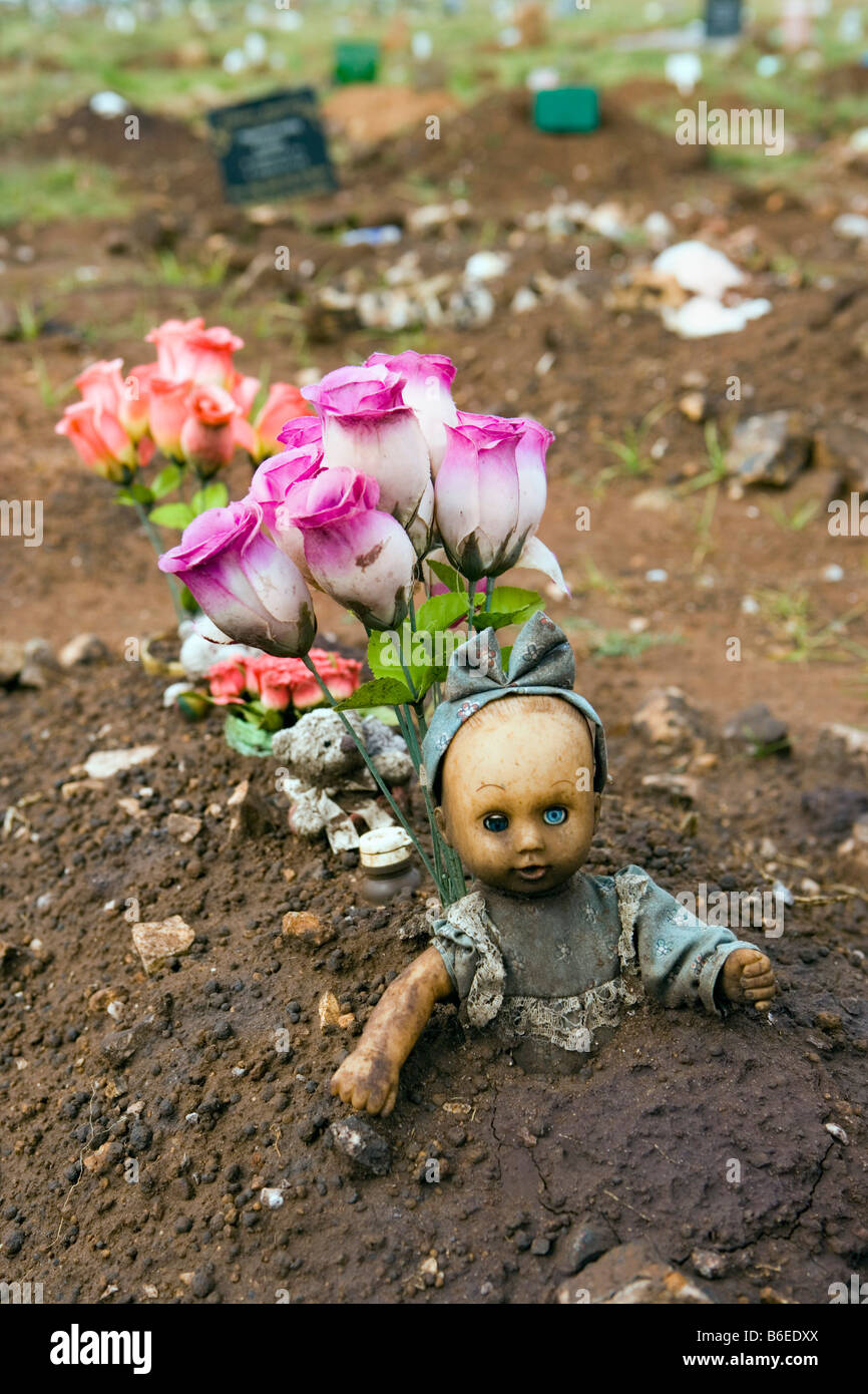 Grave of child hi-res stock photography and images - Alamy