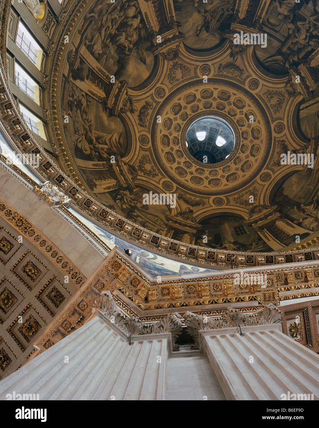 St paul's cathedral dome interior hi-res stock photography and images ...