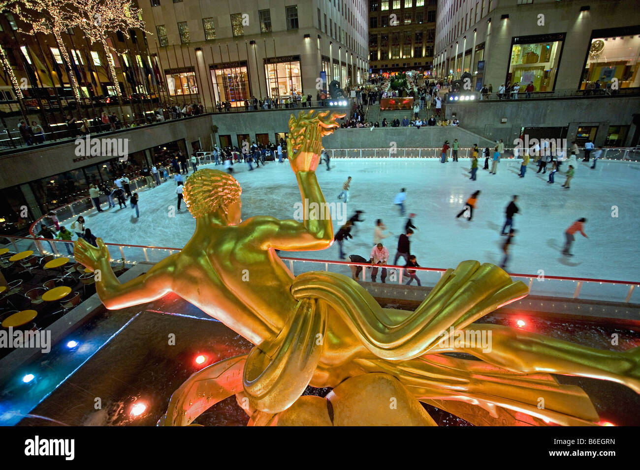 USA, New York, Manhattan, Ice skating at illuminated Rockefeller Center ...