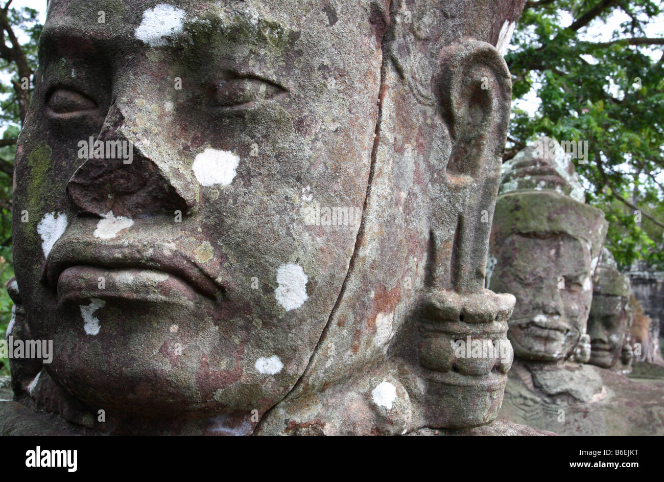 Guardian gods statues at the main entrance of Angkor Thom temple ...