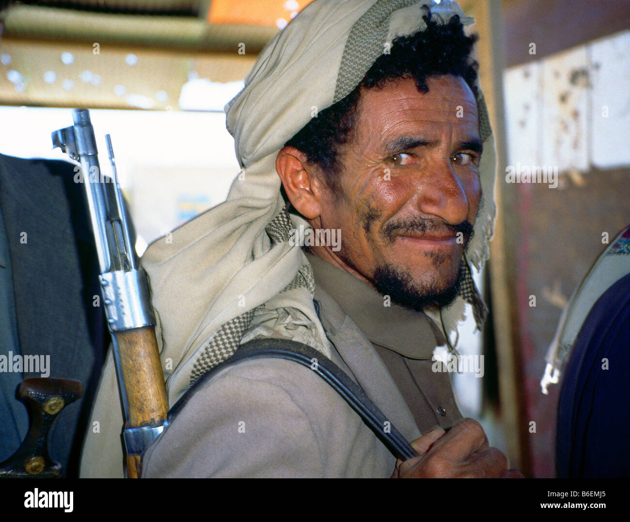 Nr Sada Yemen Man With Rifle On Shoulder Quat Market Stock Photo - Alamy