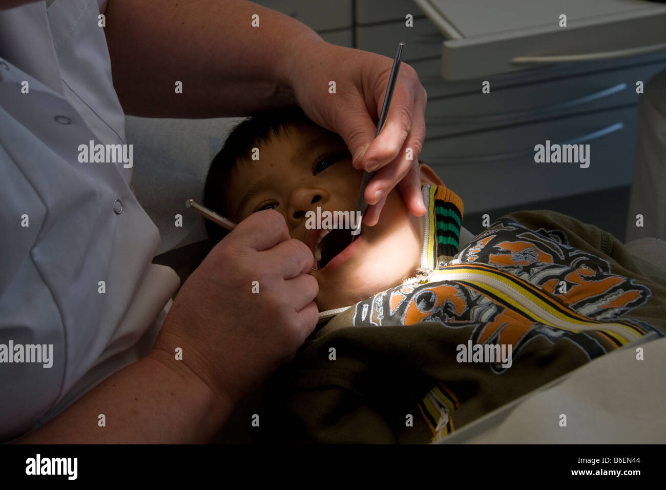Dentist check a kid's teeth Stock Photo - Alamy