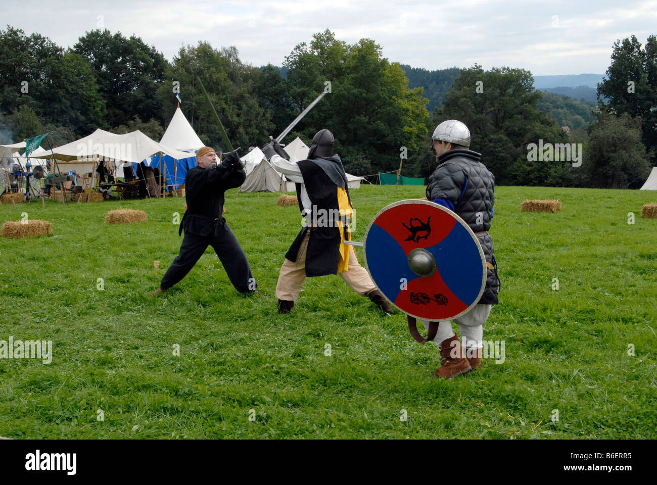 Staged fight, knights at the historic Staufermarkt at the Lorch ...