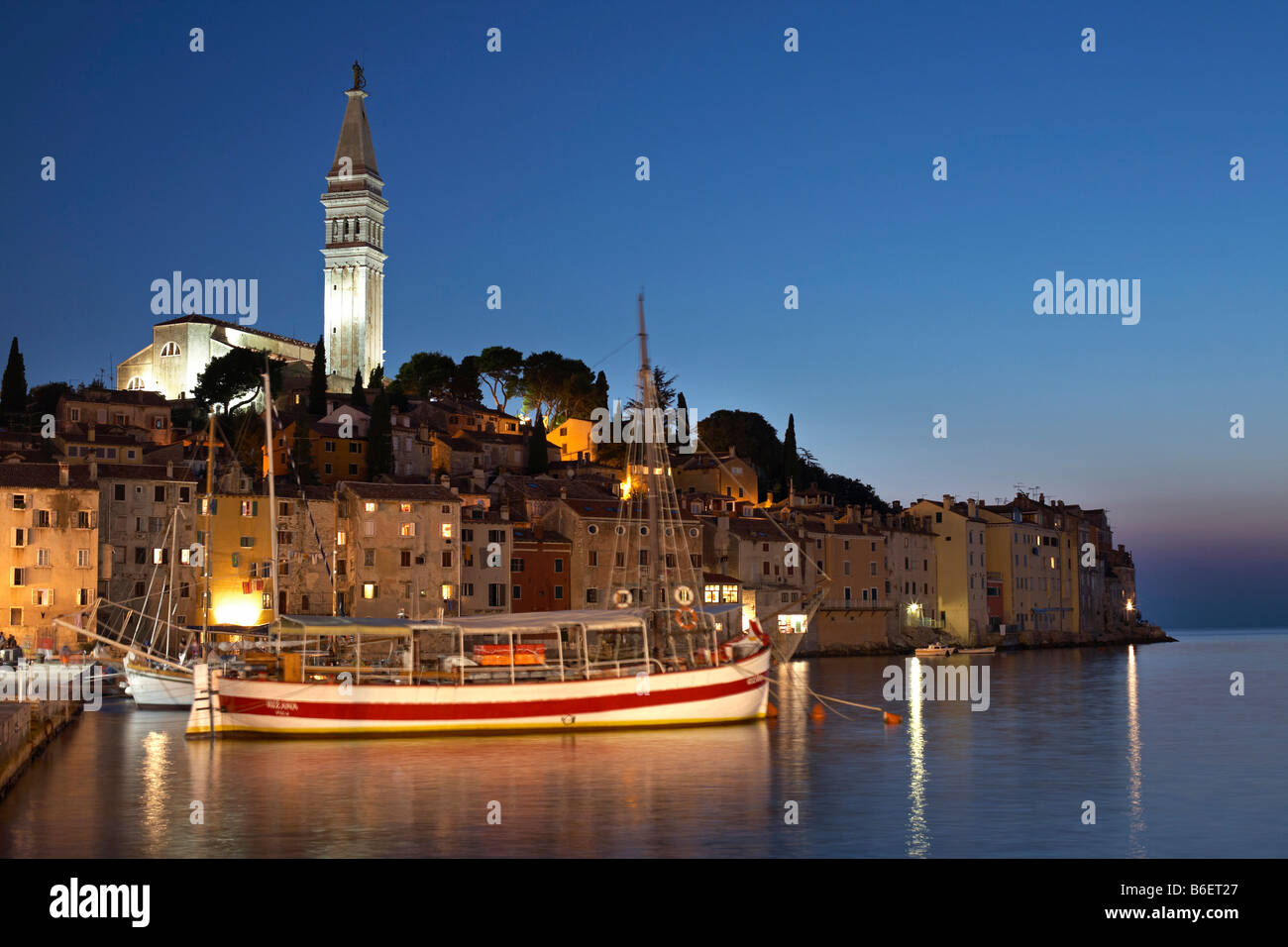 Ship lit up at night hi-res stock photography and images - Alamy