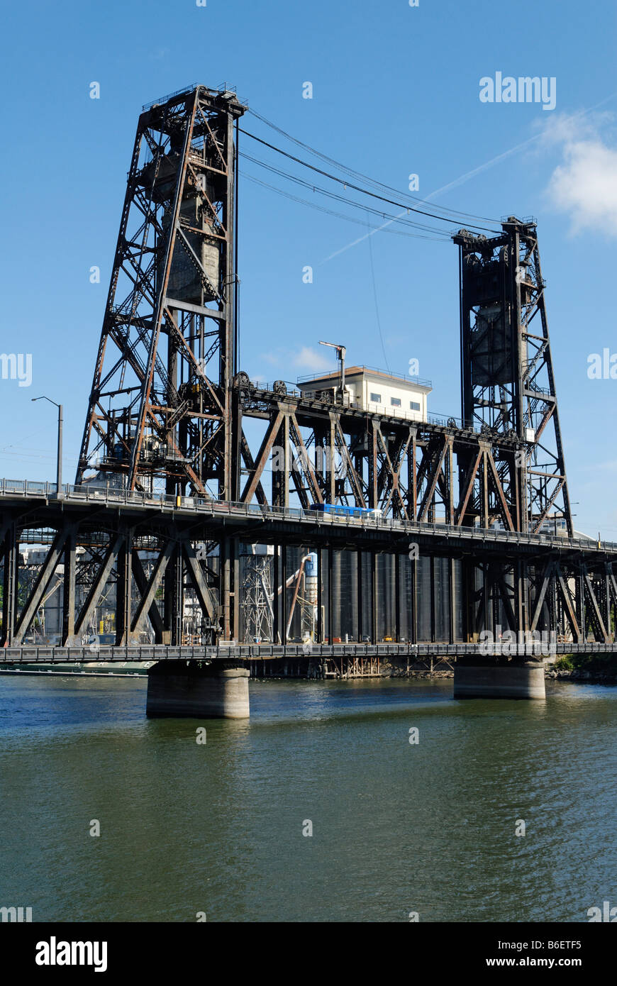 Historic steel bridge over the Willamette River, Portland, Oregon, USA ...