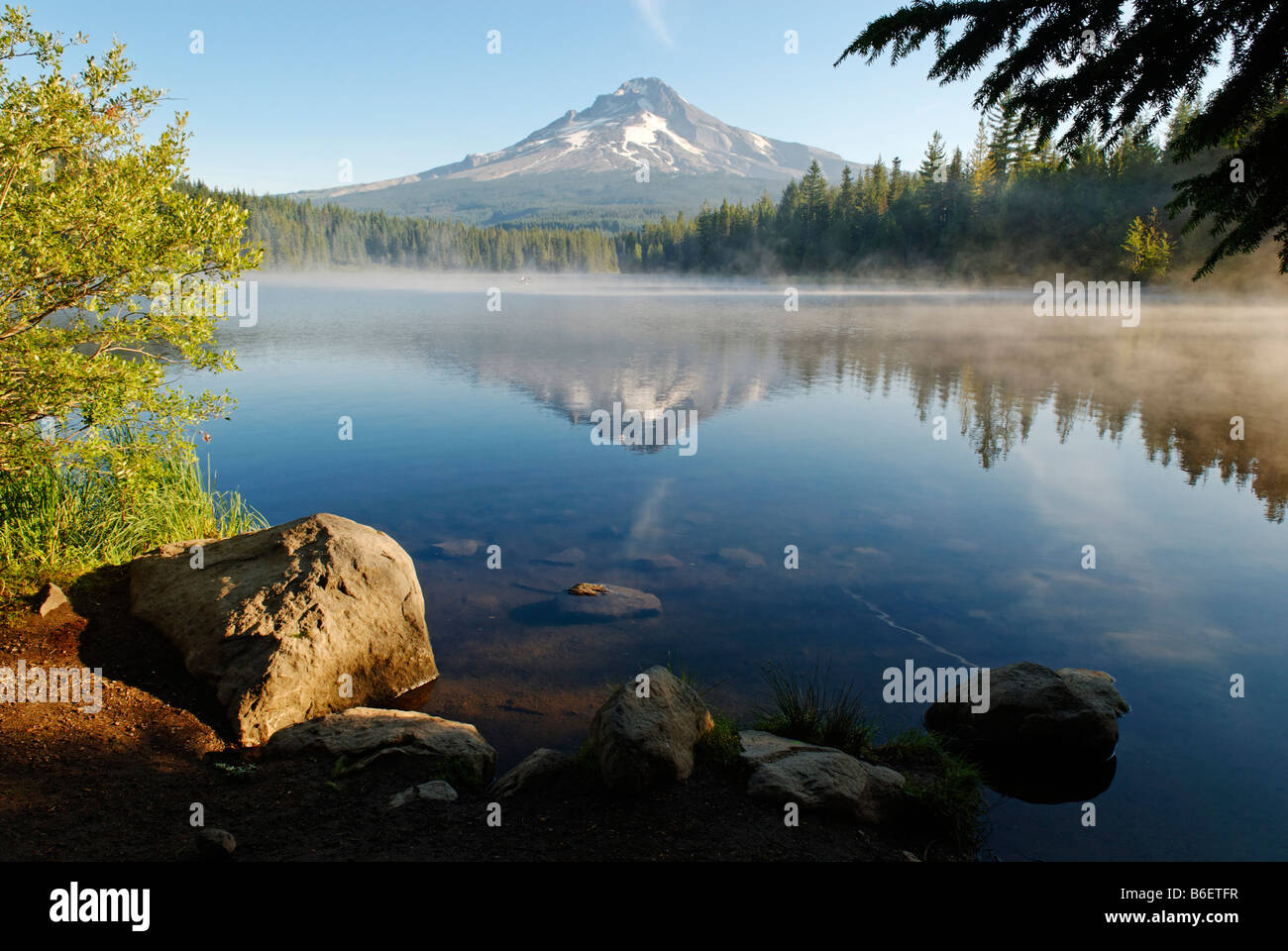 Trillium Lake and Mount Hood volcano, Cascade Range, Oregon, USA Stock ...