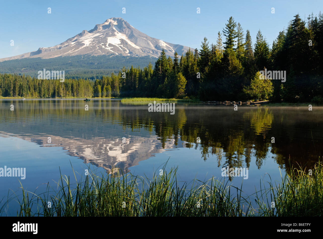 Trillium Lake and Mount Hood volcano, Cascade Range, Oregon, USA Stock ...