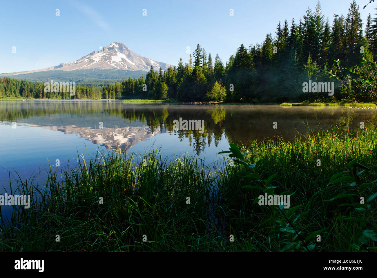 Trillium Lake and Mount Hood volcano, Cascade Range, Oregon, USA Stock ...