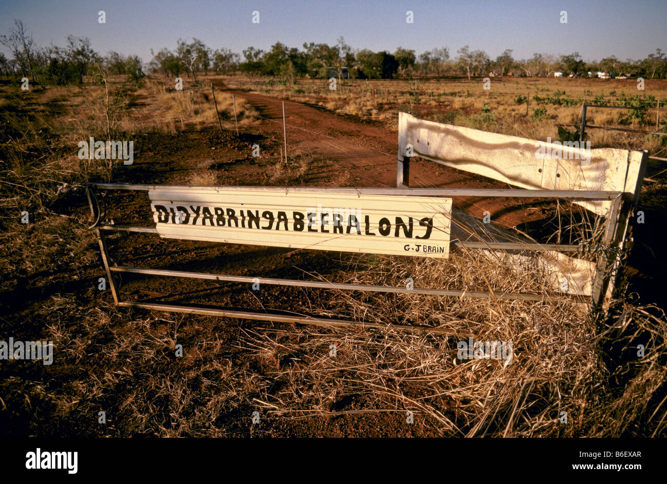 Farm gate, outback Australia Stock Photo - Alamy