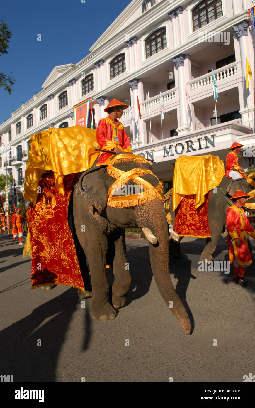 Vietnamese people wearing traditional costumes hi-res stock photography ...