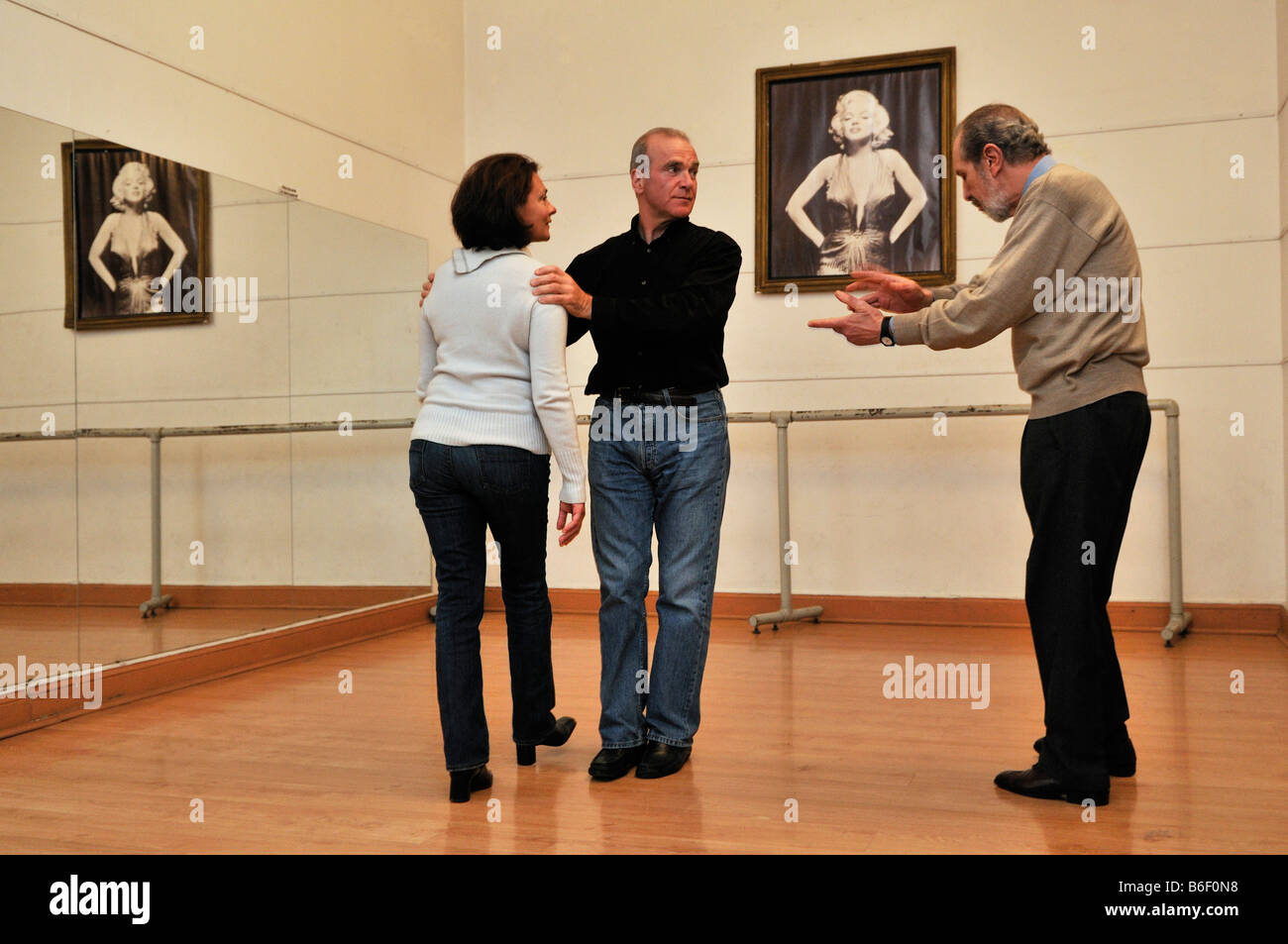 Tango lesson hi-res stock photography and images - Alamy