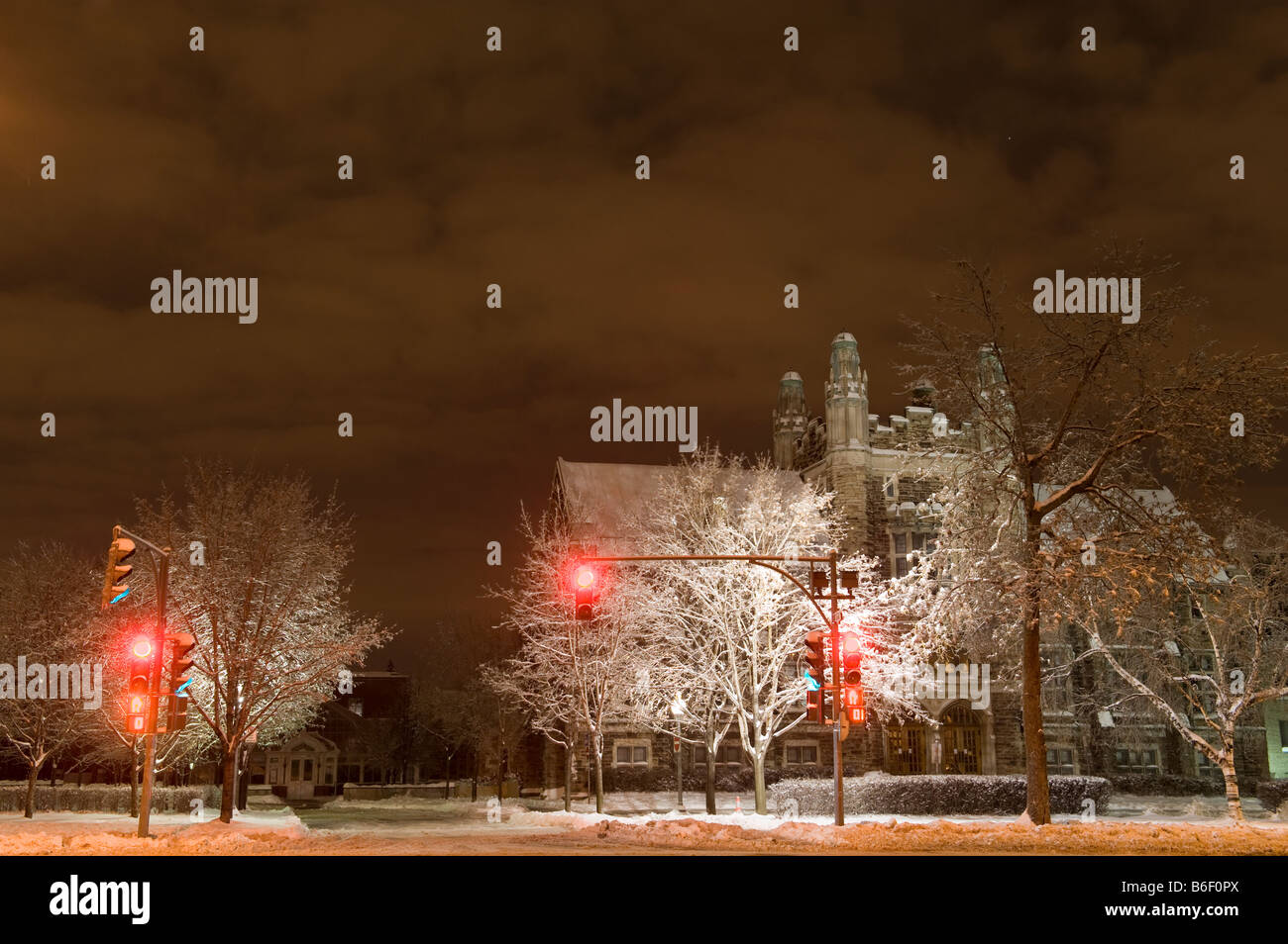 Snow laden buildings hi-res stock photography and images - Alamy