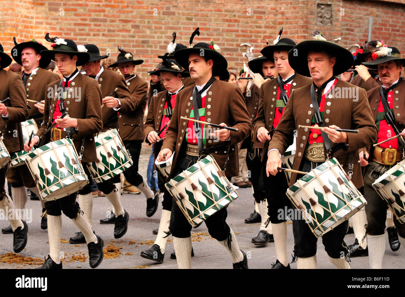 Musicians during the traditional costume parade at the Oktoberfest ...