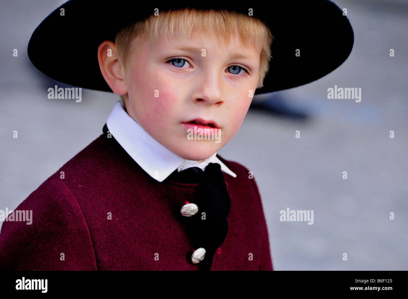 Children in traditional bavarian clothes hi-res stock photography and ...
