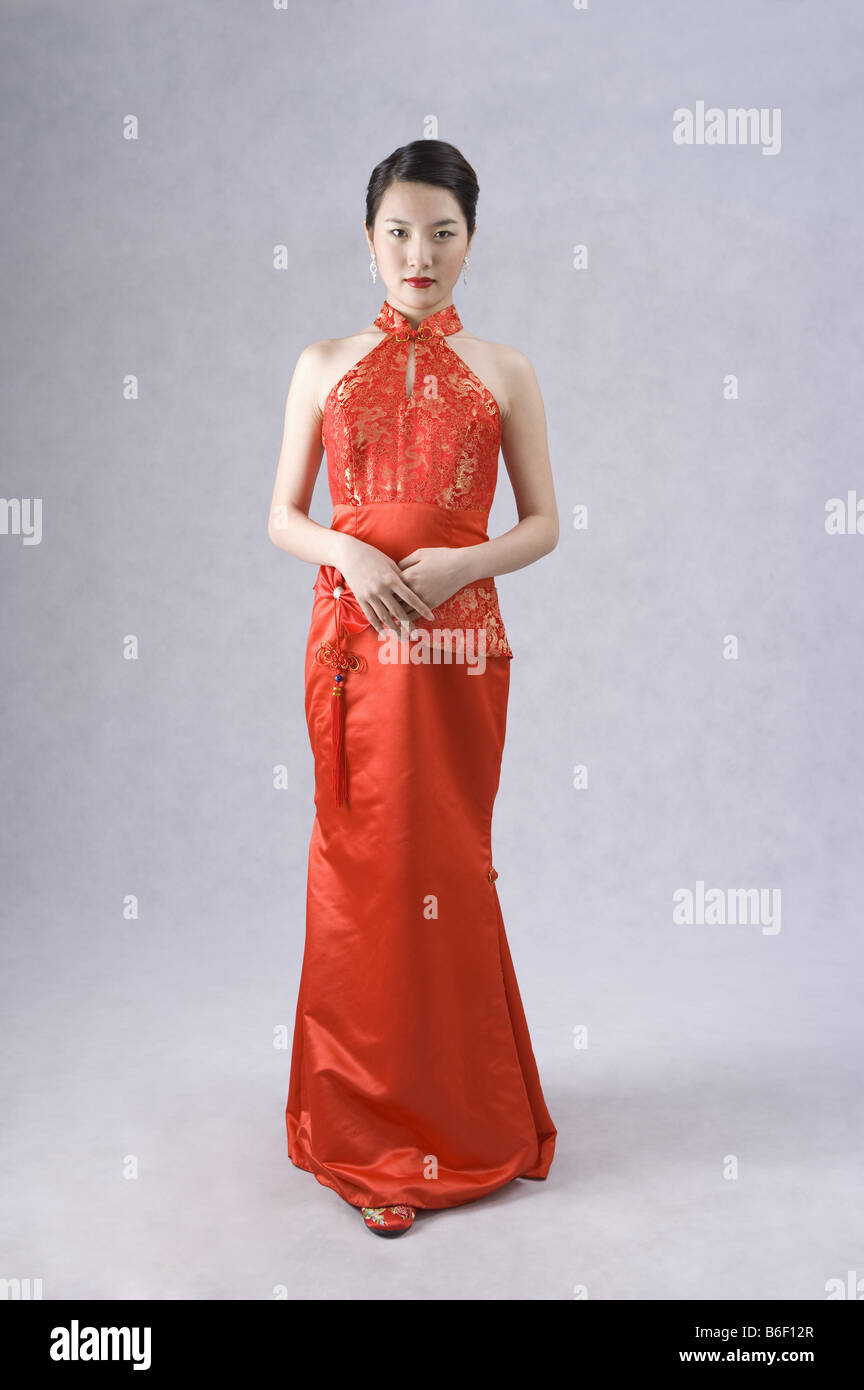 Woman dressed in red cheongsam hi-res stock photography and images - Alamy