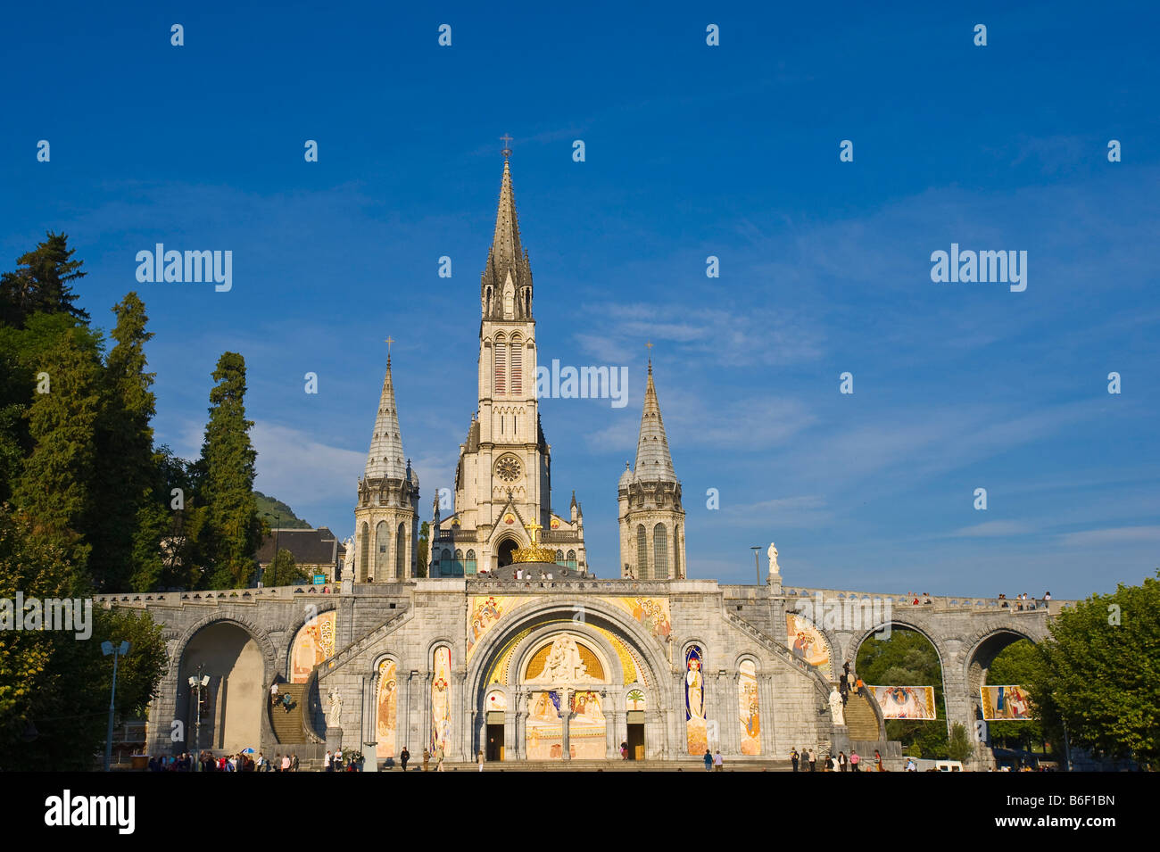 Rosary Basilica and the basilica of the immaculate conception, Lourdes ...
