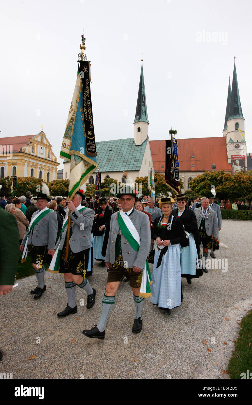 Pilgrimage in traditional costume, Gnadenkappelle chapel, Altoetting ...