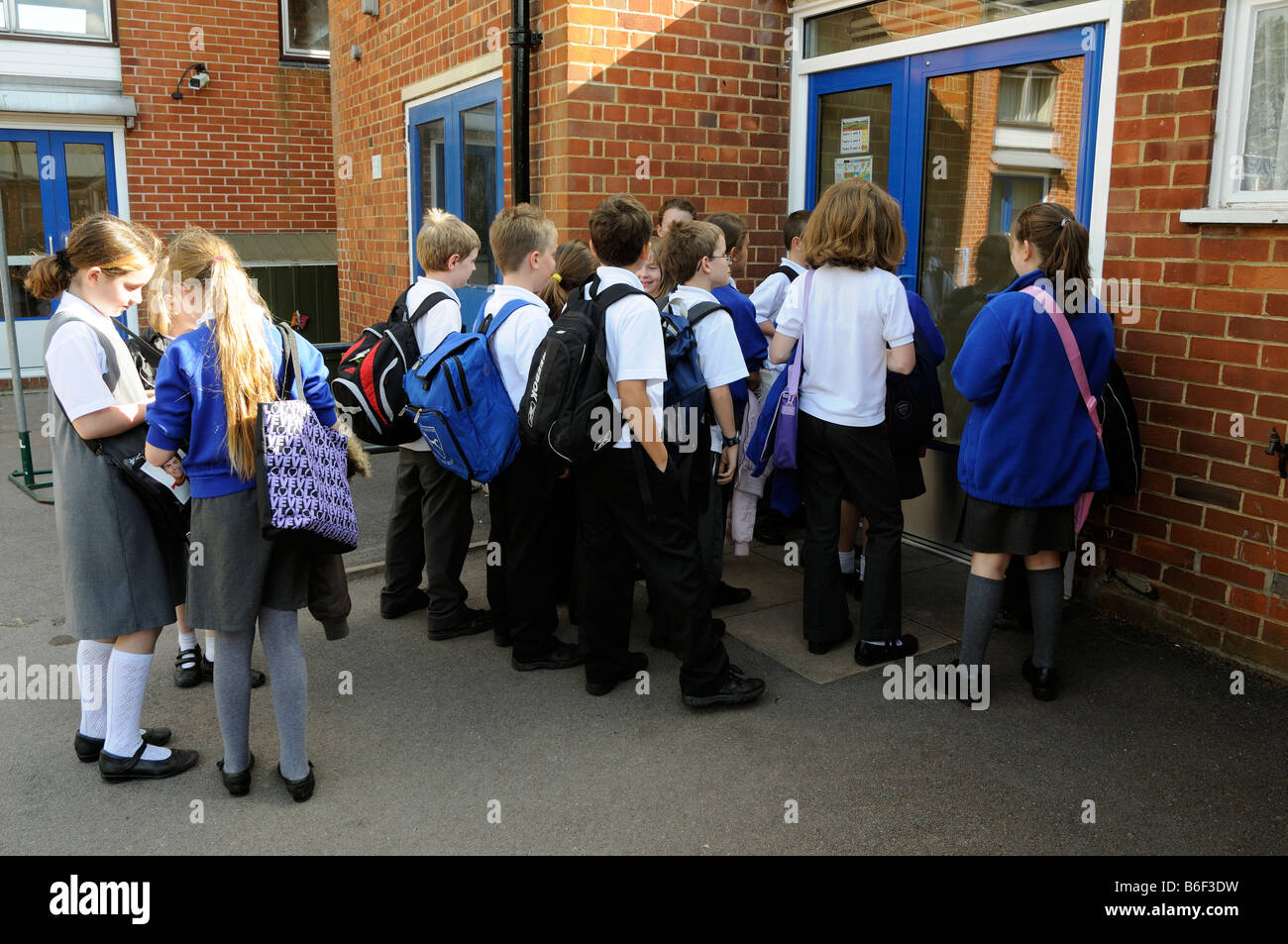 Girls school playground uk hi-res stock photography and images - Alamy