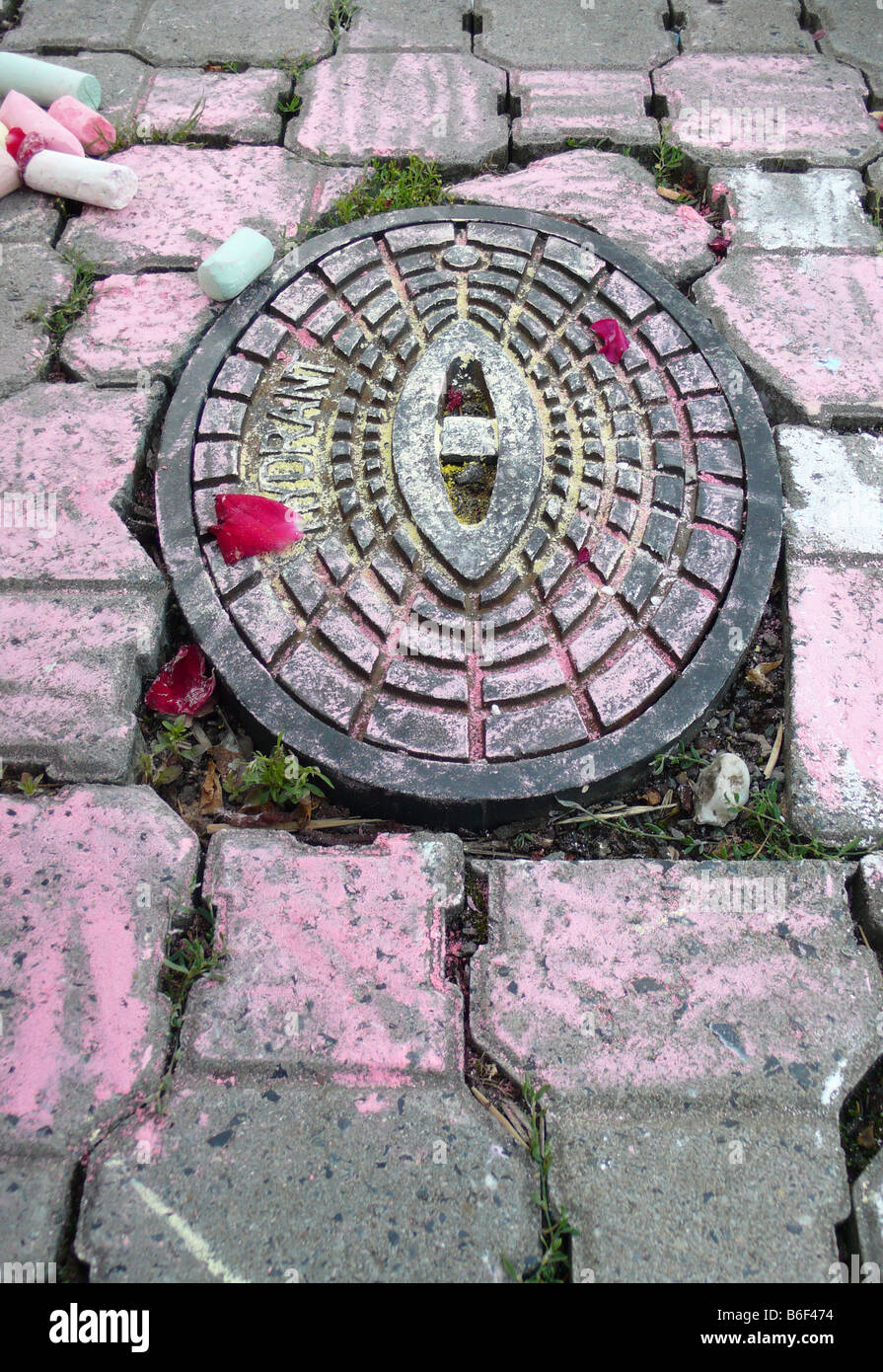 Painted manhole cover hi-res stock photography and images - Alamy