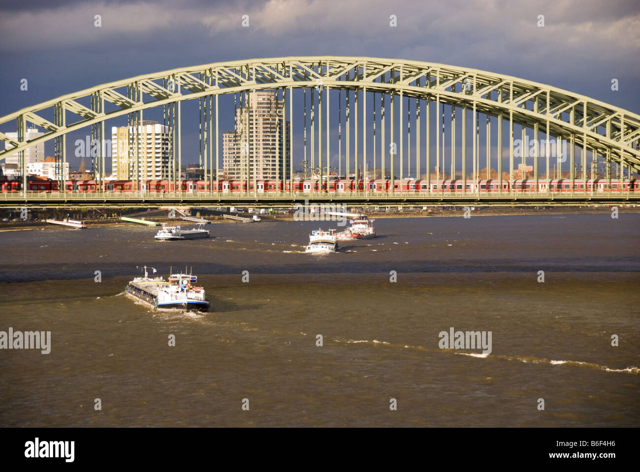 Ships under bridges hi-res stock photography and images - Alamy