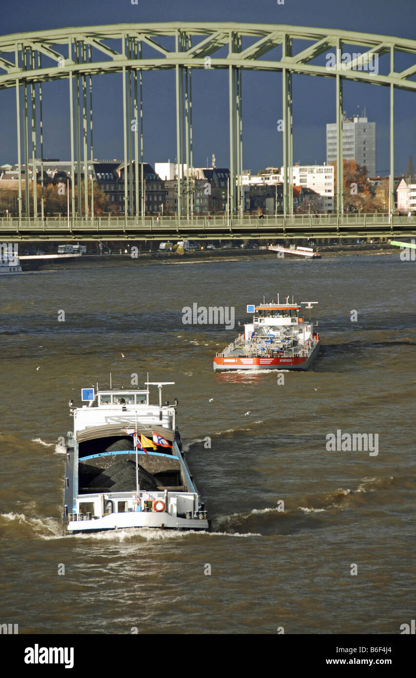 Ships under bridges hi-res stock photography and images - Alamy
