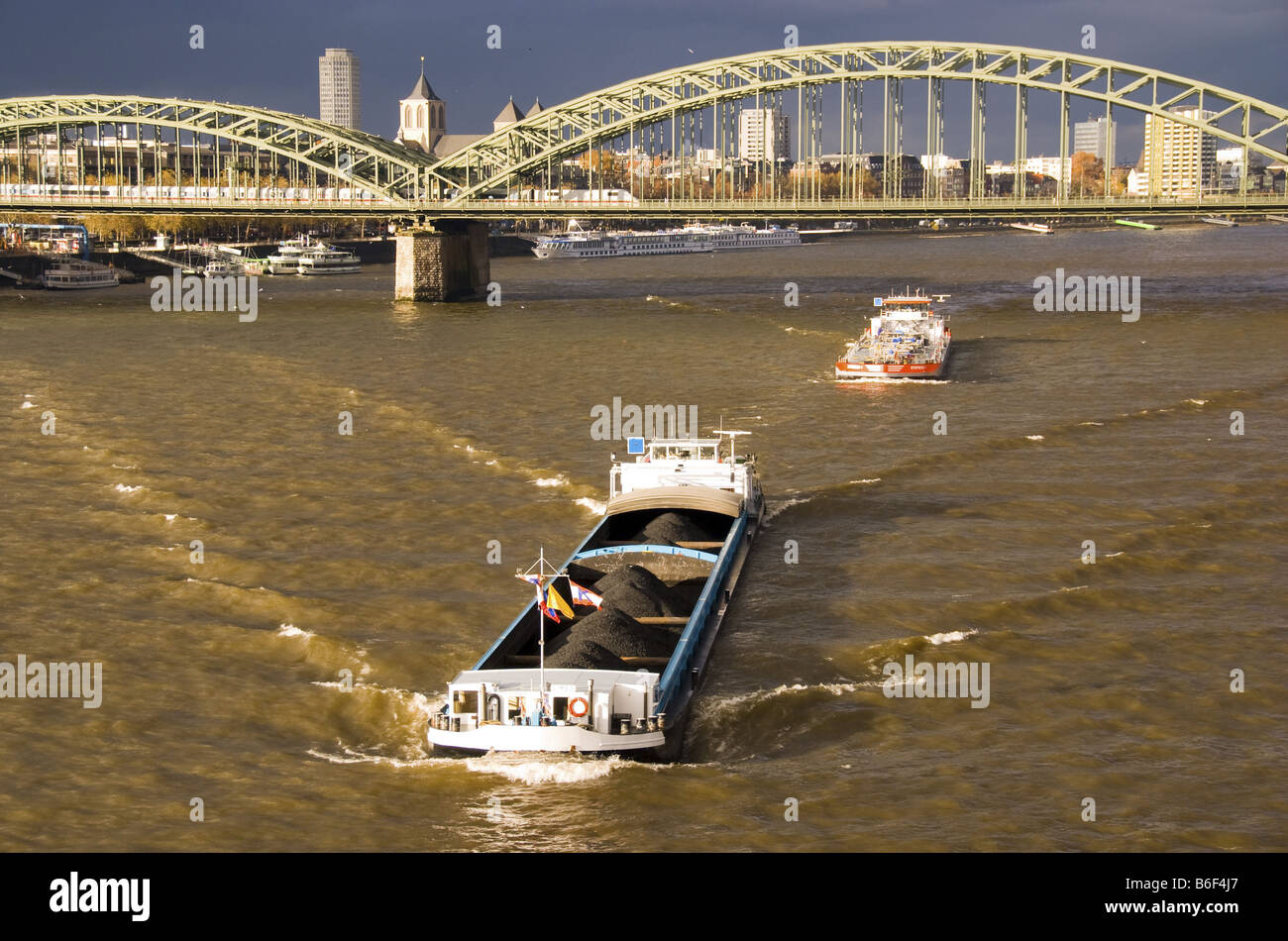 Ships under bridges hi-res stock photography and images - Alamy