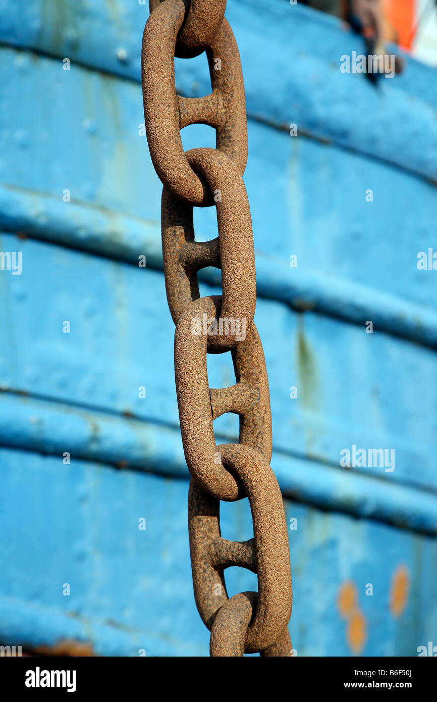 Large link chain hi-res stock photography and images - Alamy
