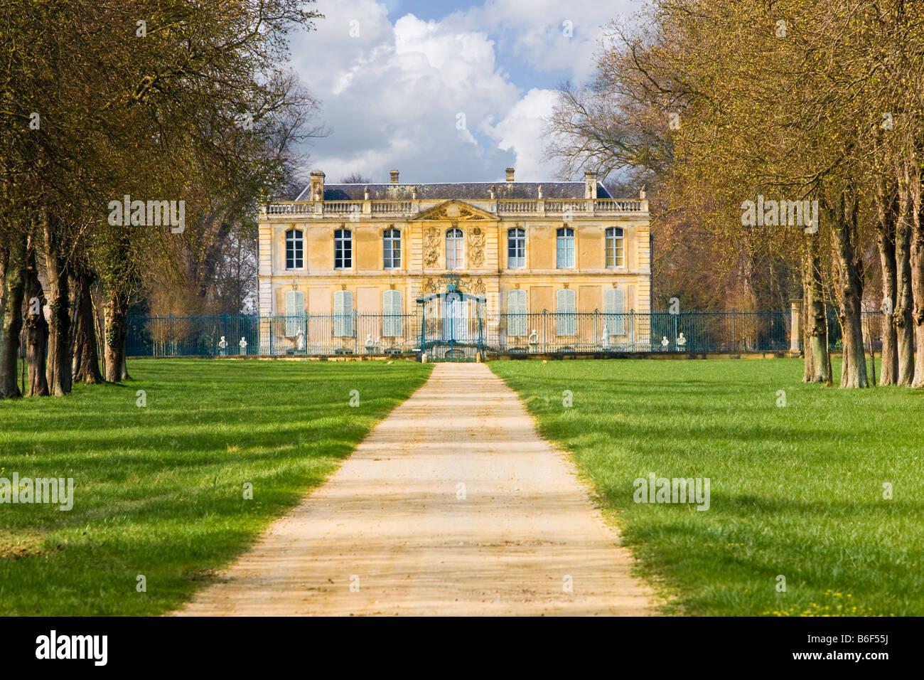 Old french historic buildings hi-res stock photography and images - Alamy