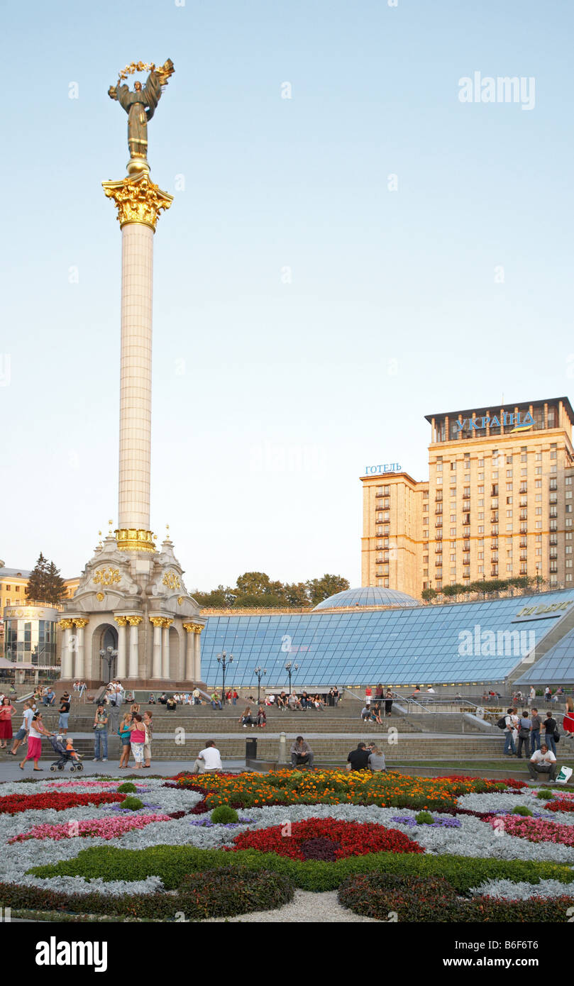 Evening "Maidan Nezalezhnosti ("Independence Square") scene (Kiev-City ...