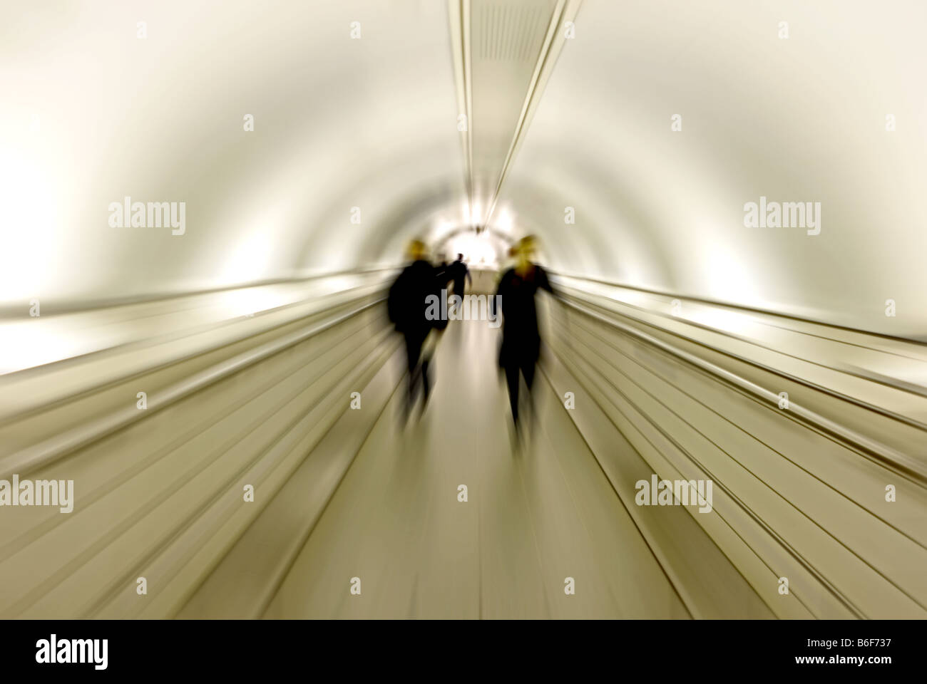 Moving figures hi-res stock photography and images - Alamy