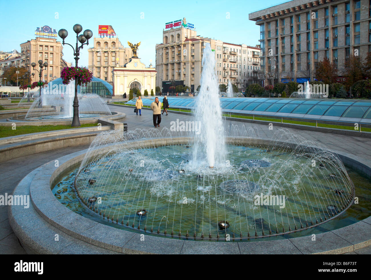 Morning "Maidan Nezalezhnosti ("Independence Square") scene with ...