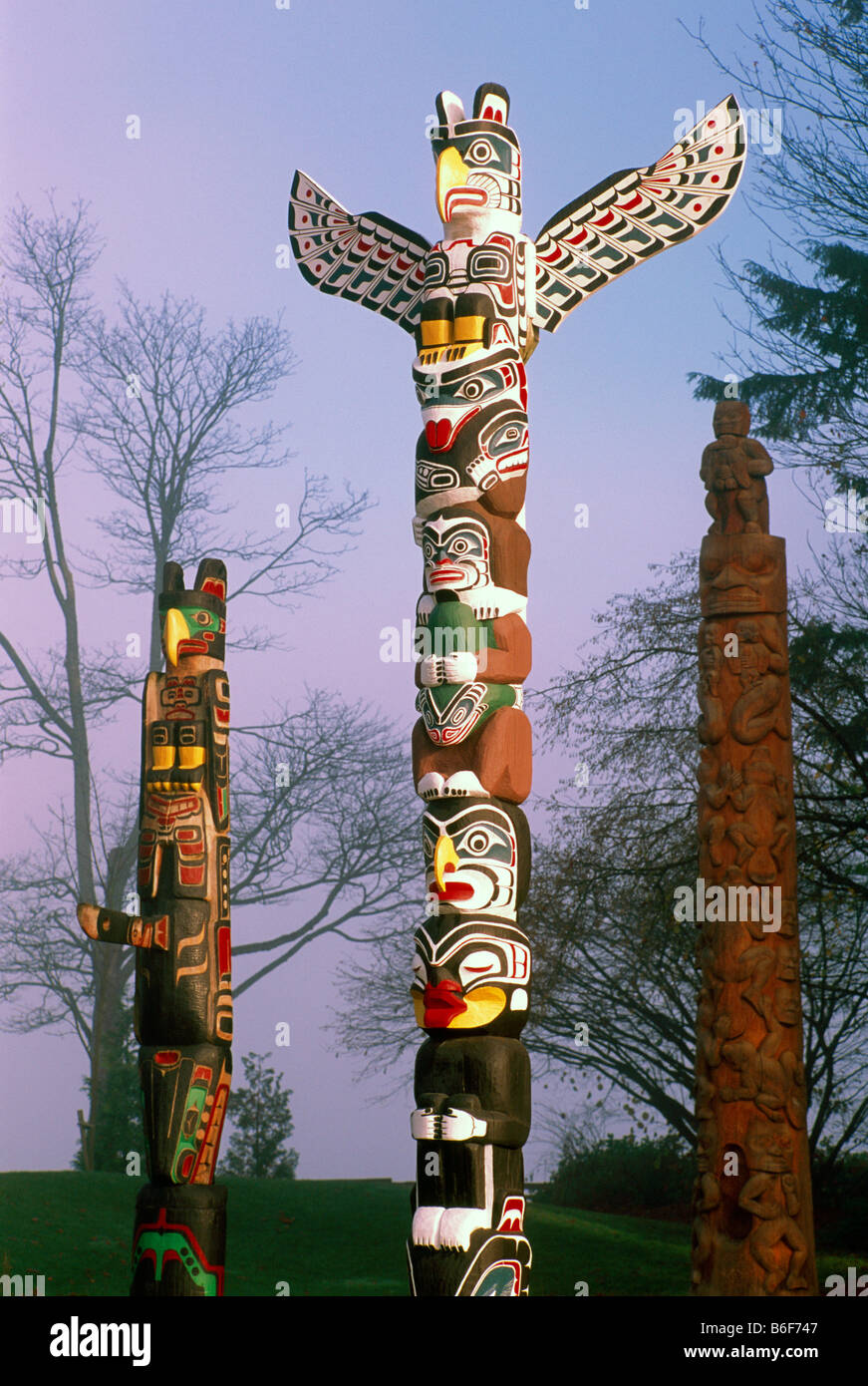 Kwakiutl totem pole whale hi-res stock photography and images - Alamy
