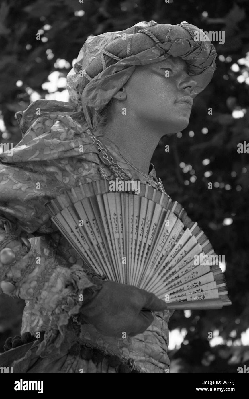 Silver statue performer High Resolution Stock Photography and Images ...