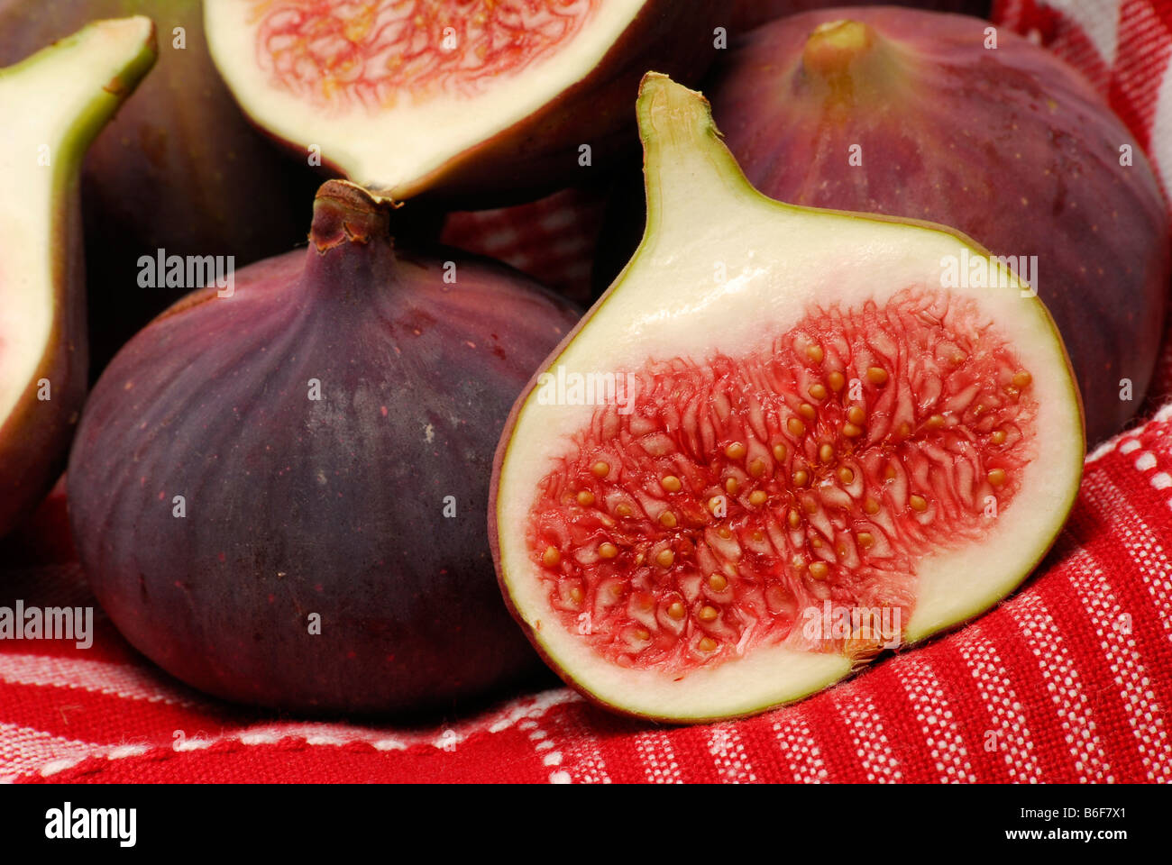 Cut-up and whole figs on a kitchen towel Stock Photo - Alamy