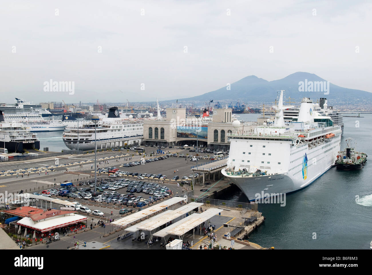 Ferry in the harbour at the quay, behind it Vesuvius, Beverello, Naples ...