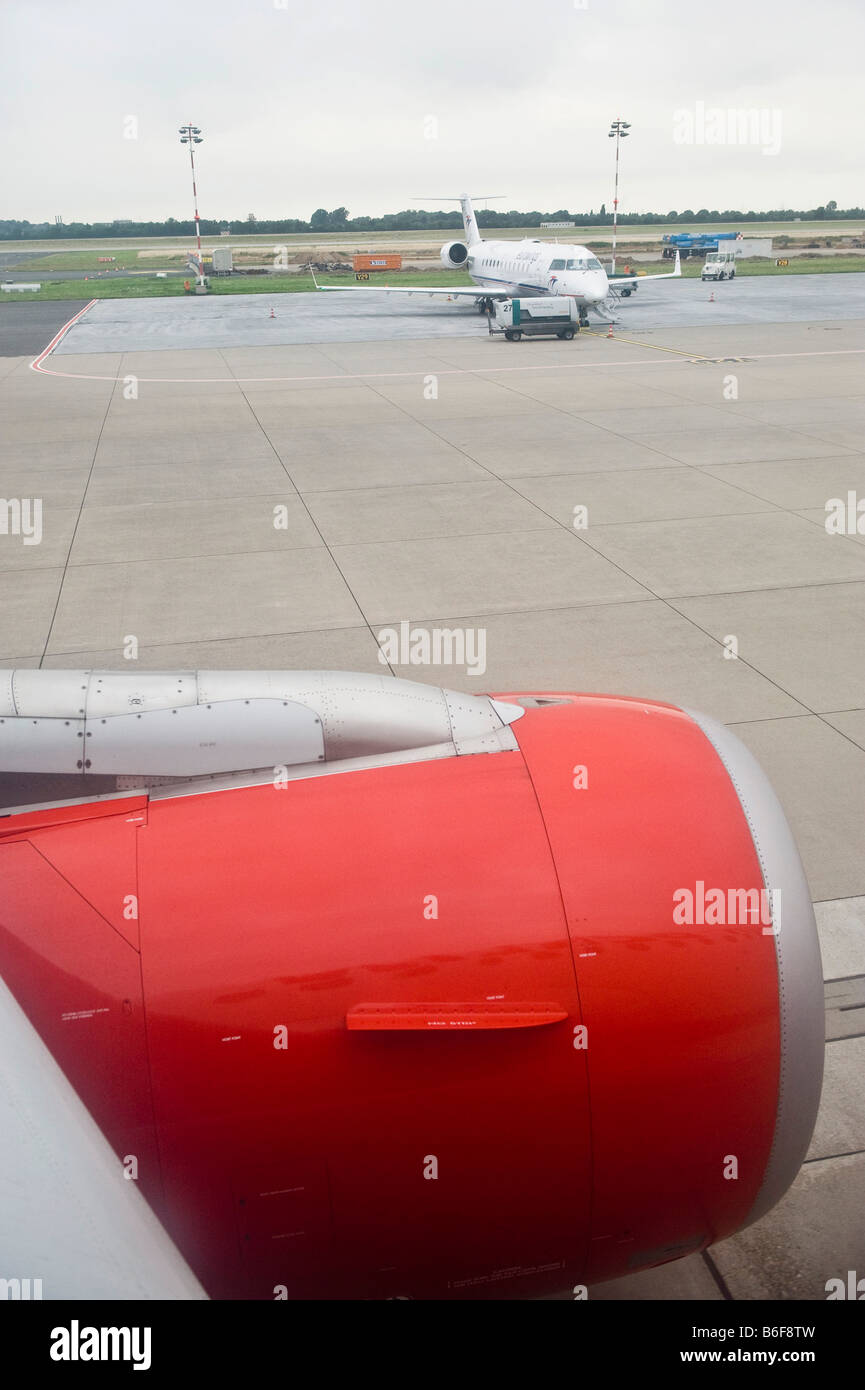 Red airplanes hi-res stock photography and images - Alamy