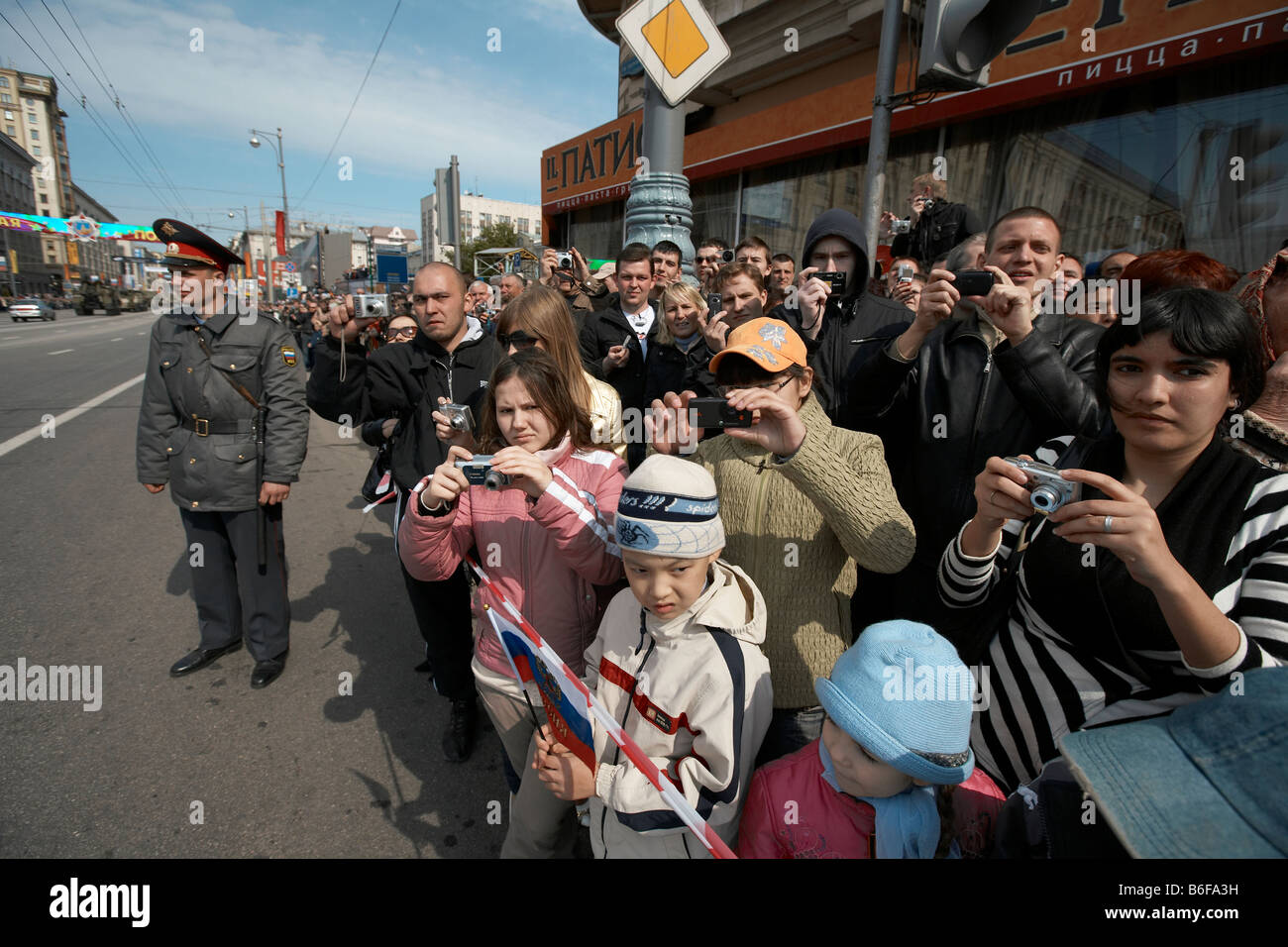 Crowds uniform hi-res stock photography and images - Alamy