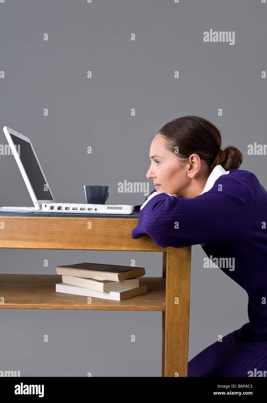 Frau am computer hi-res stock photography and images - Alamy