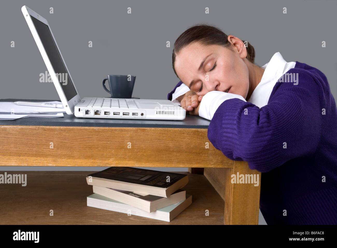 Frau am computer hi-res stock photography and images - Alamy