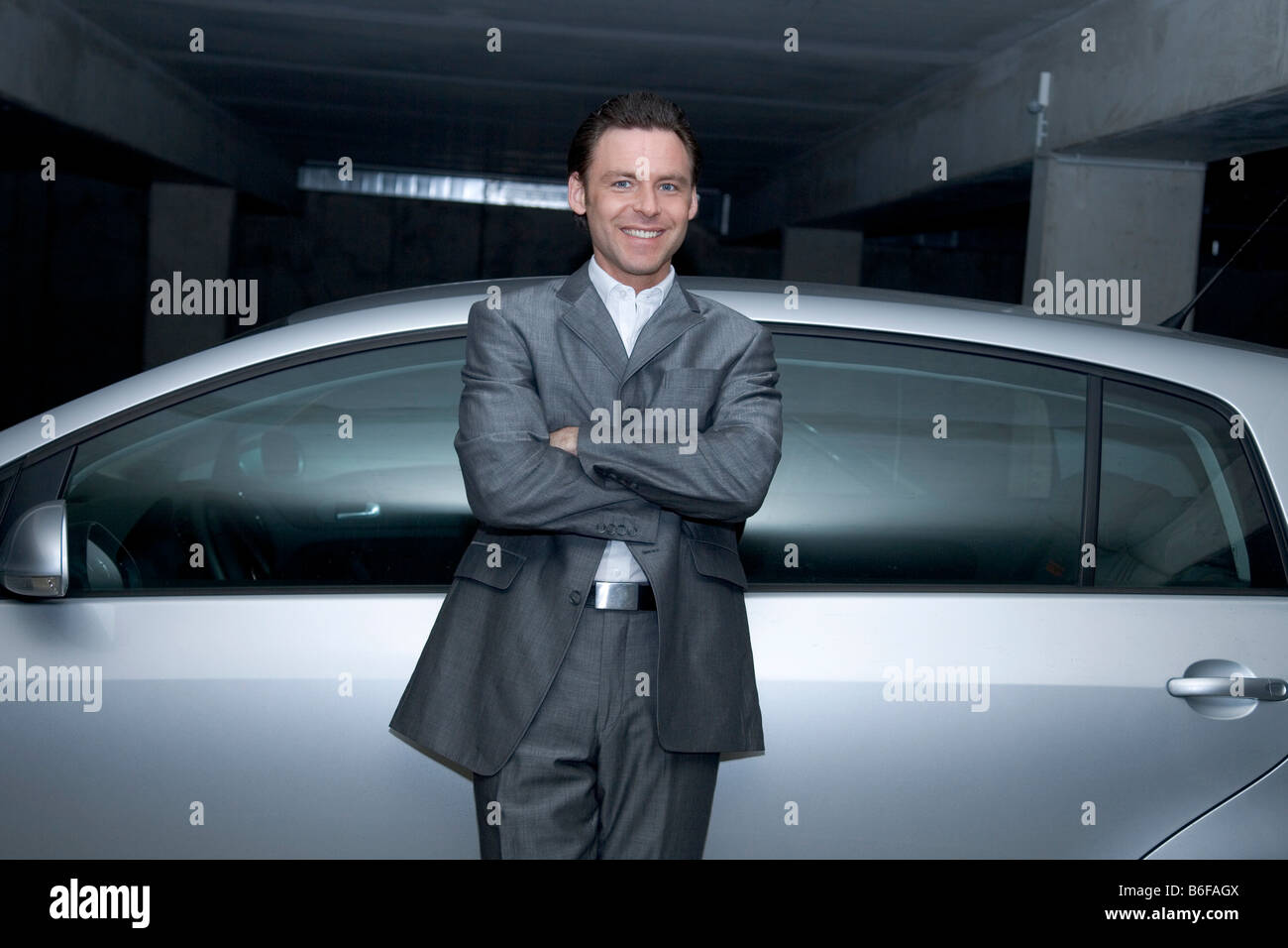 Man leaning against car, 30 years hi-res stock photography and images ...
