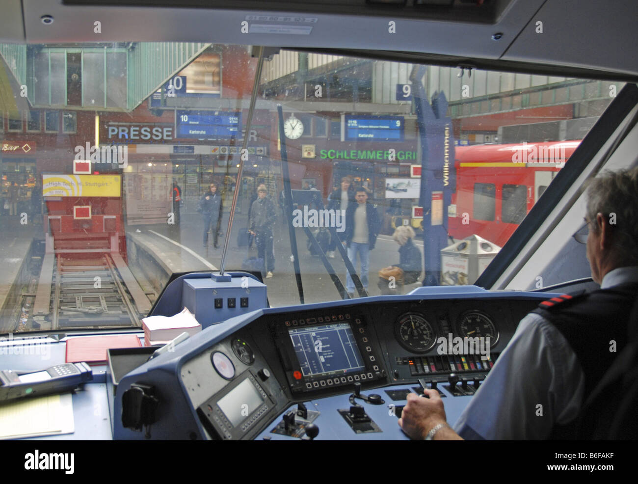 Plattform trains hi-res stock photography and images - Alamy