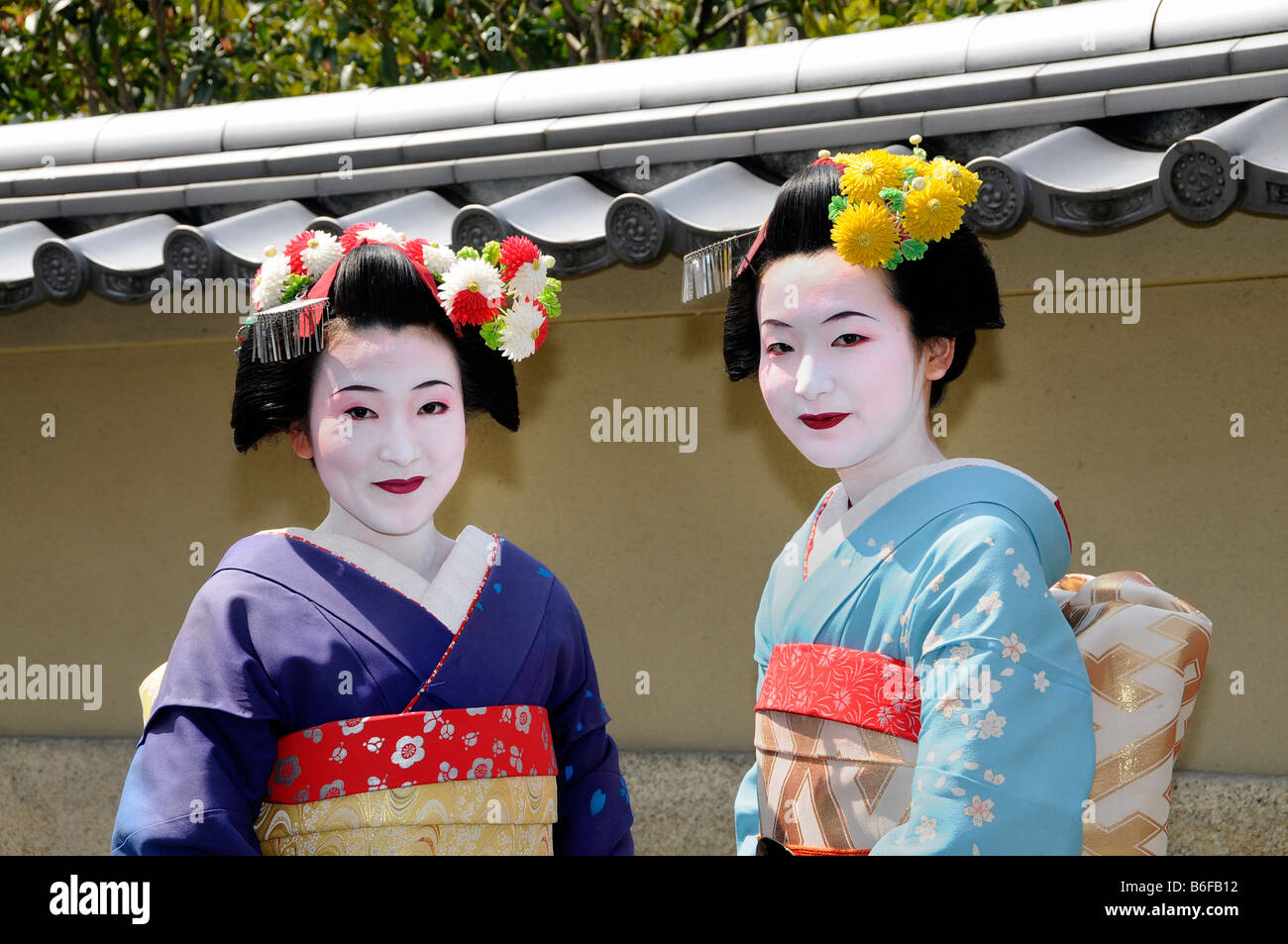 Two Maiko, Geisha in training, Kyoto, Japan, Asia Stock Photo - Alamy