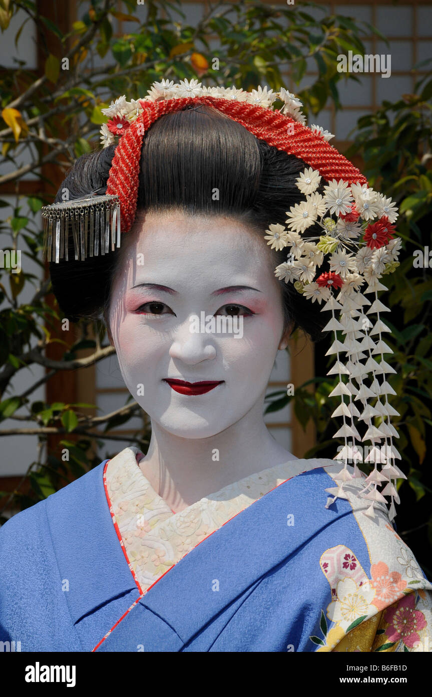 Geisha in training photos hi-res stock photography and images - Alamy