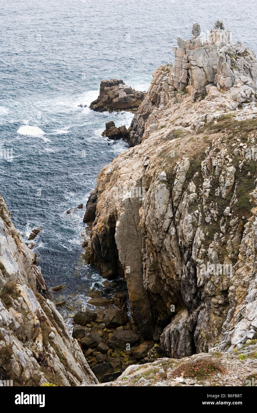 Coastal cliffs at Pointe de Penn-Hir, Crozon peninsula, Finistère ...